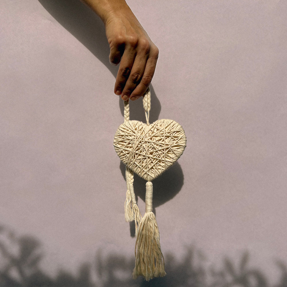 CORAZÓN CRUDO EN MACRAME – Aralia Universo de Marcas